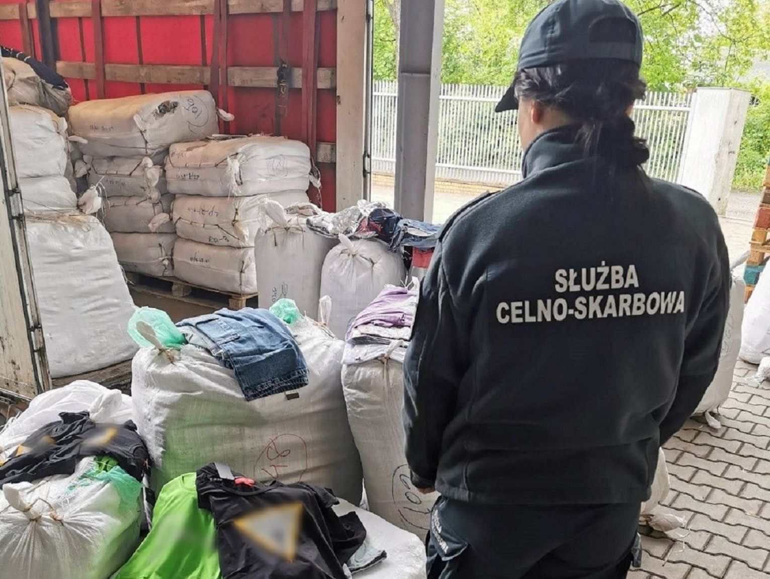 Chełm. Tysiące ciuchów zarekwirowanych. Po czym celnicy poznali, że to ...