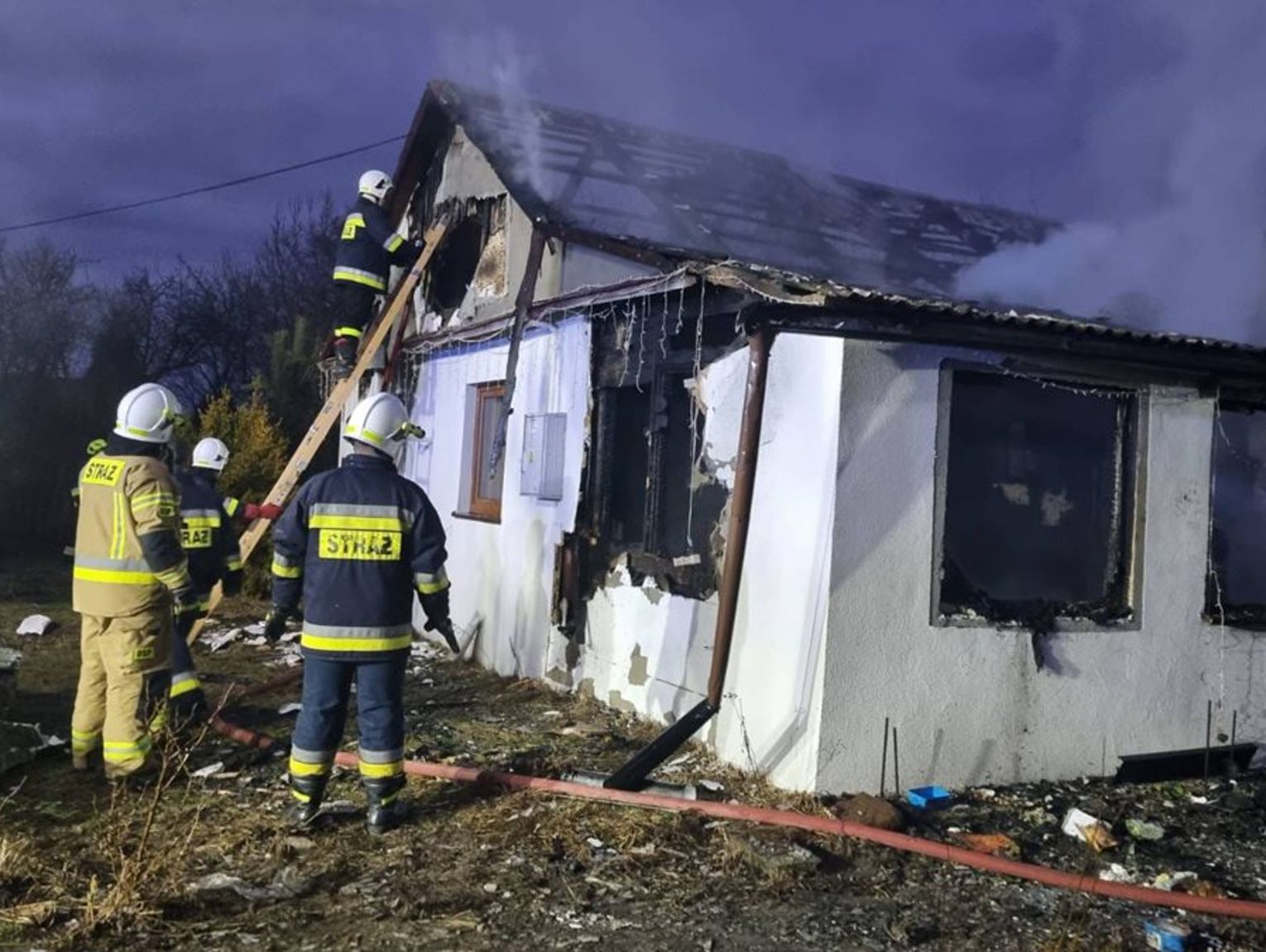 Gm. Stary Brus. Uciekła z płonącego domu. Straty na 200 tysięcy [FOTO]