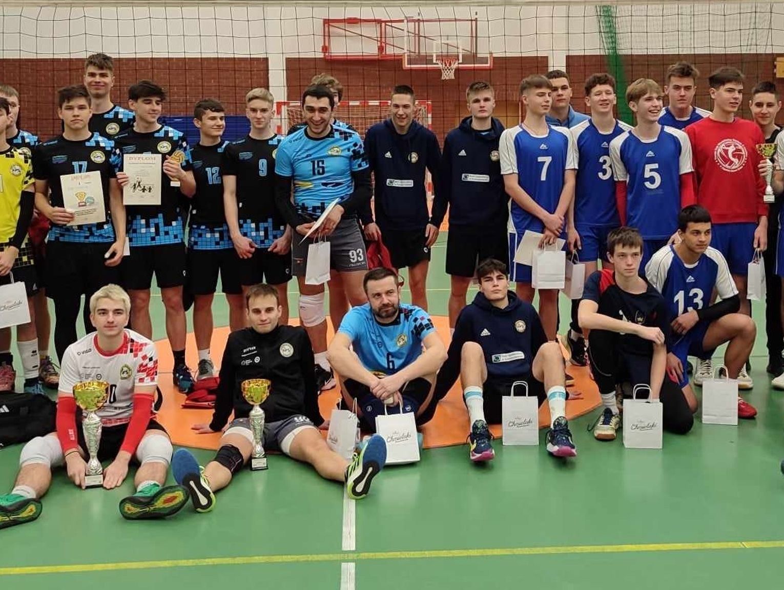 Gospodarze na podium. Juniorzy KPS z Pucharem Burmistrza