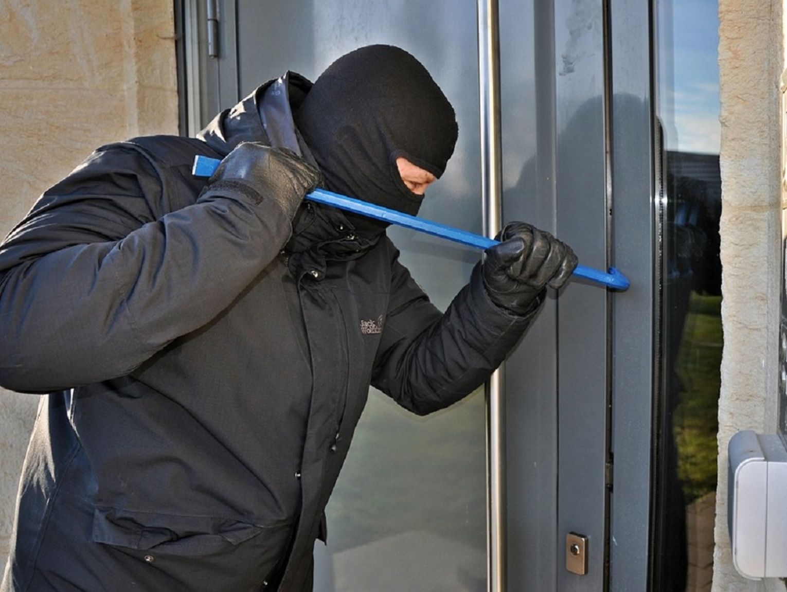 Pokrówka. Włamanie do sklepu. Złodziej był zamaskowany Pokrówka. Włamanie do sklepu. Złodziej był zamaskowany