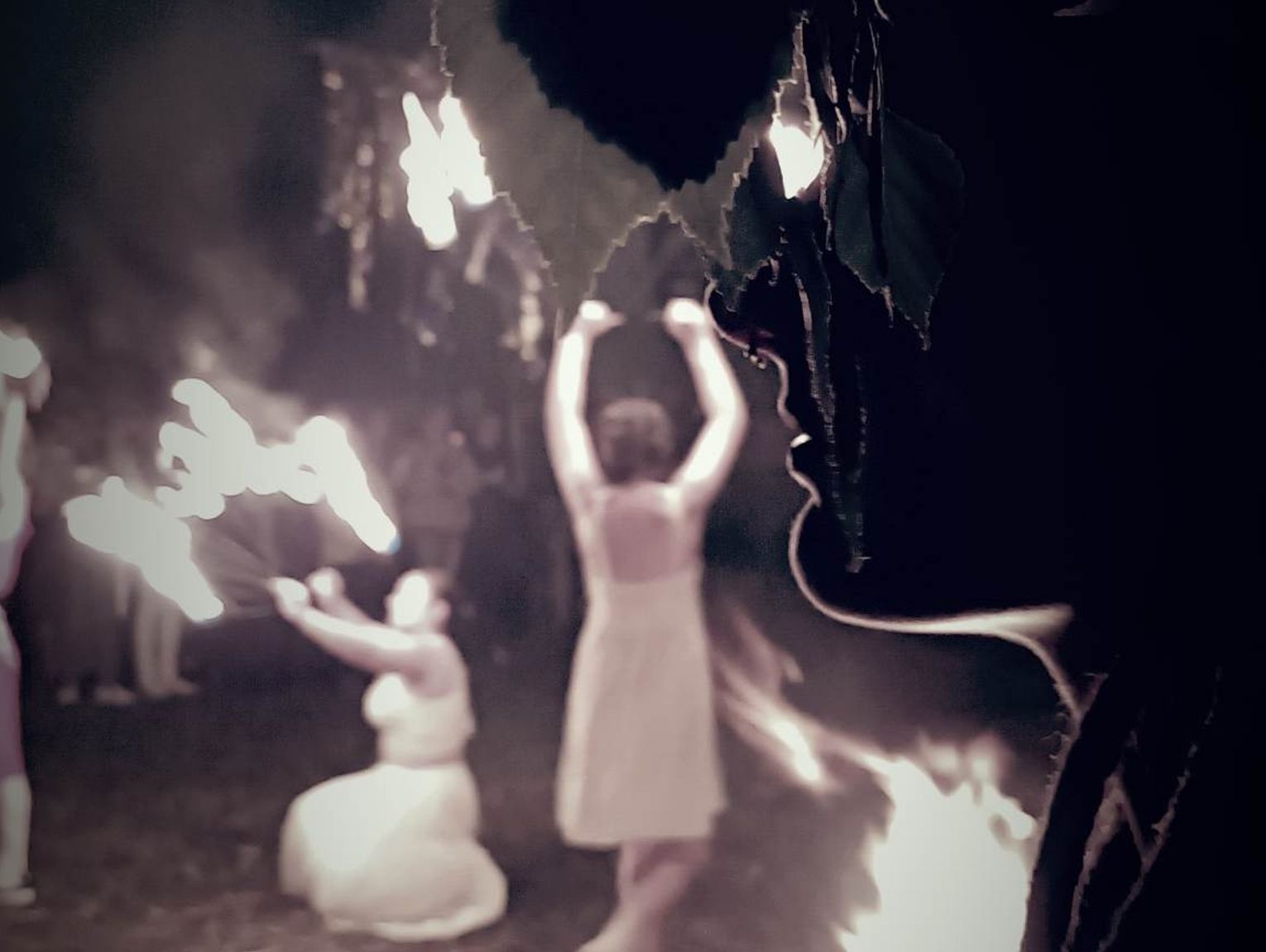 Tłumy upamiętniły najkrótszą i najbardziej ognistą noc w roku